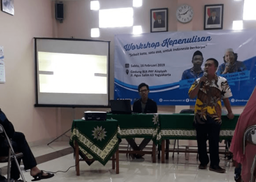 MANAJEMEN MAJALAH ALA REDAKTUR BANGKIT – CSSMoRA